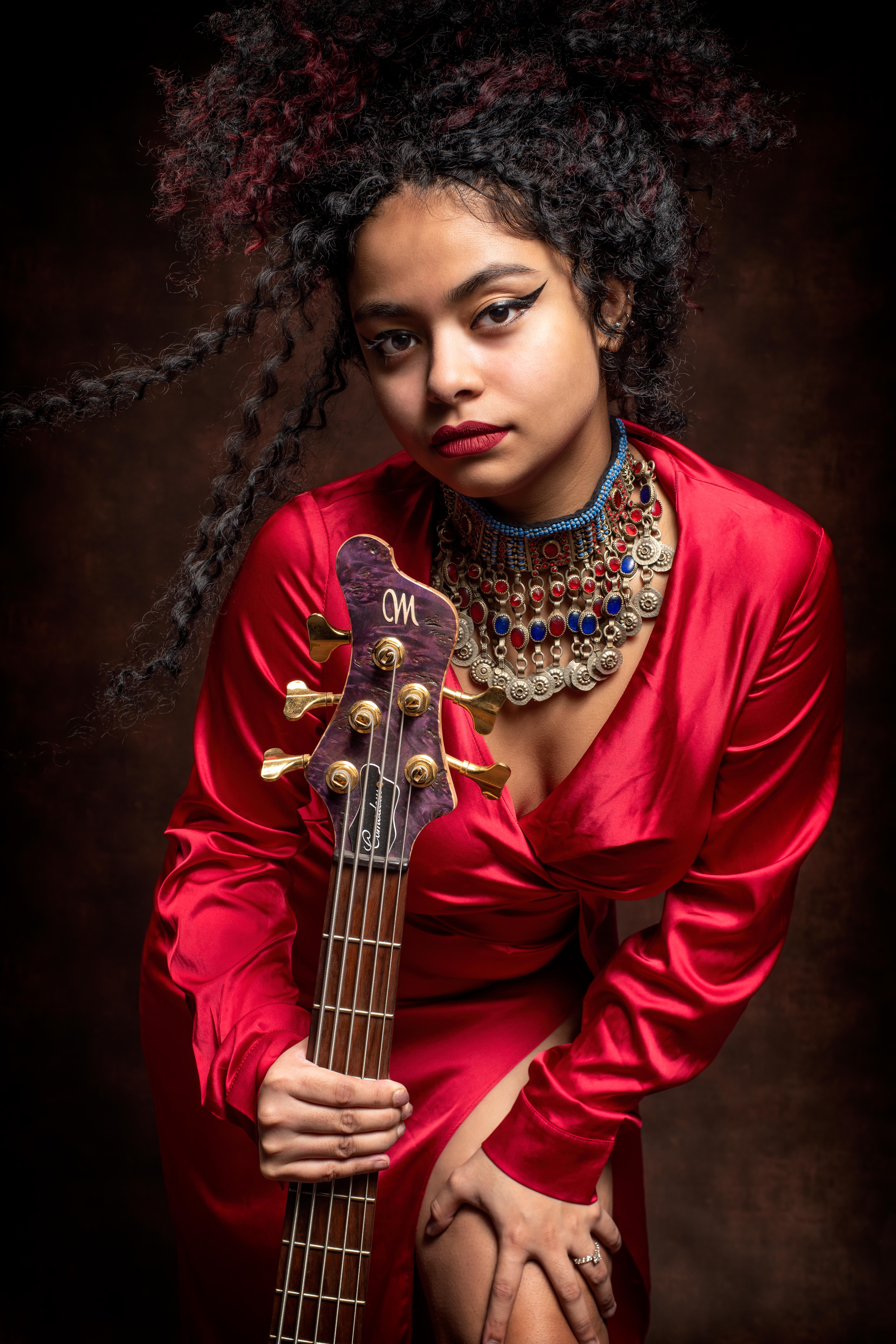 【Mohini Dey(モヒニ・デイ)】